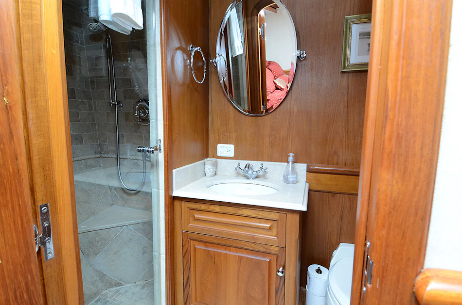 HERCULES Yacht for Auction | 75 Molokai Strait 2006